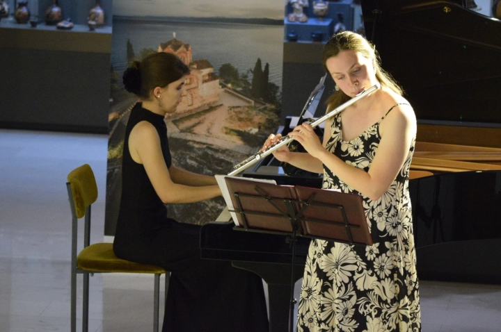 Каевска и Трсунова на флејта и Базгалоска на пијано вечерва на Скопско ...