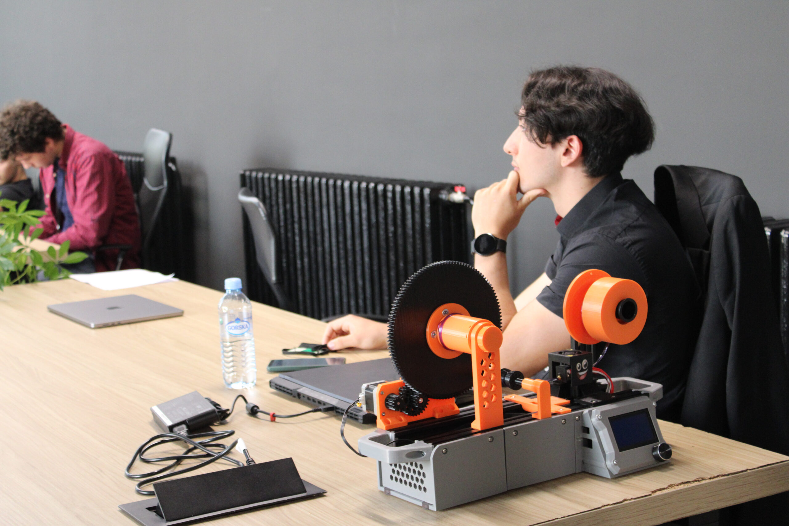 Студентите Милосиевски и Поповиќ создадоа иновативен уред за ...